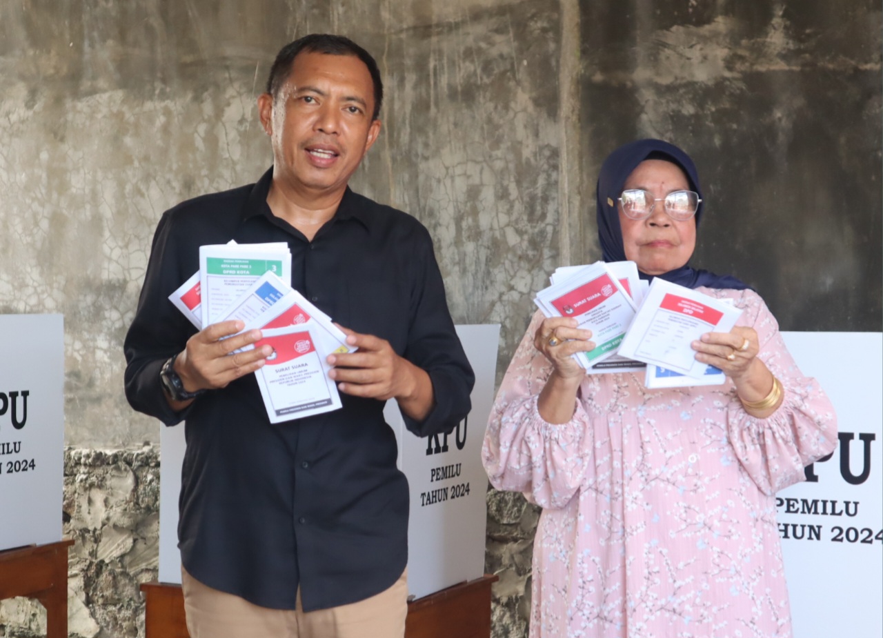 PJ Walikota Gunakan Hak Pilihnya Di TPS 5 Lapadde - Radio Mesra Parepare
